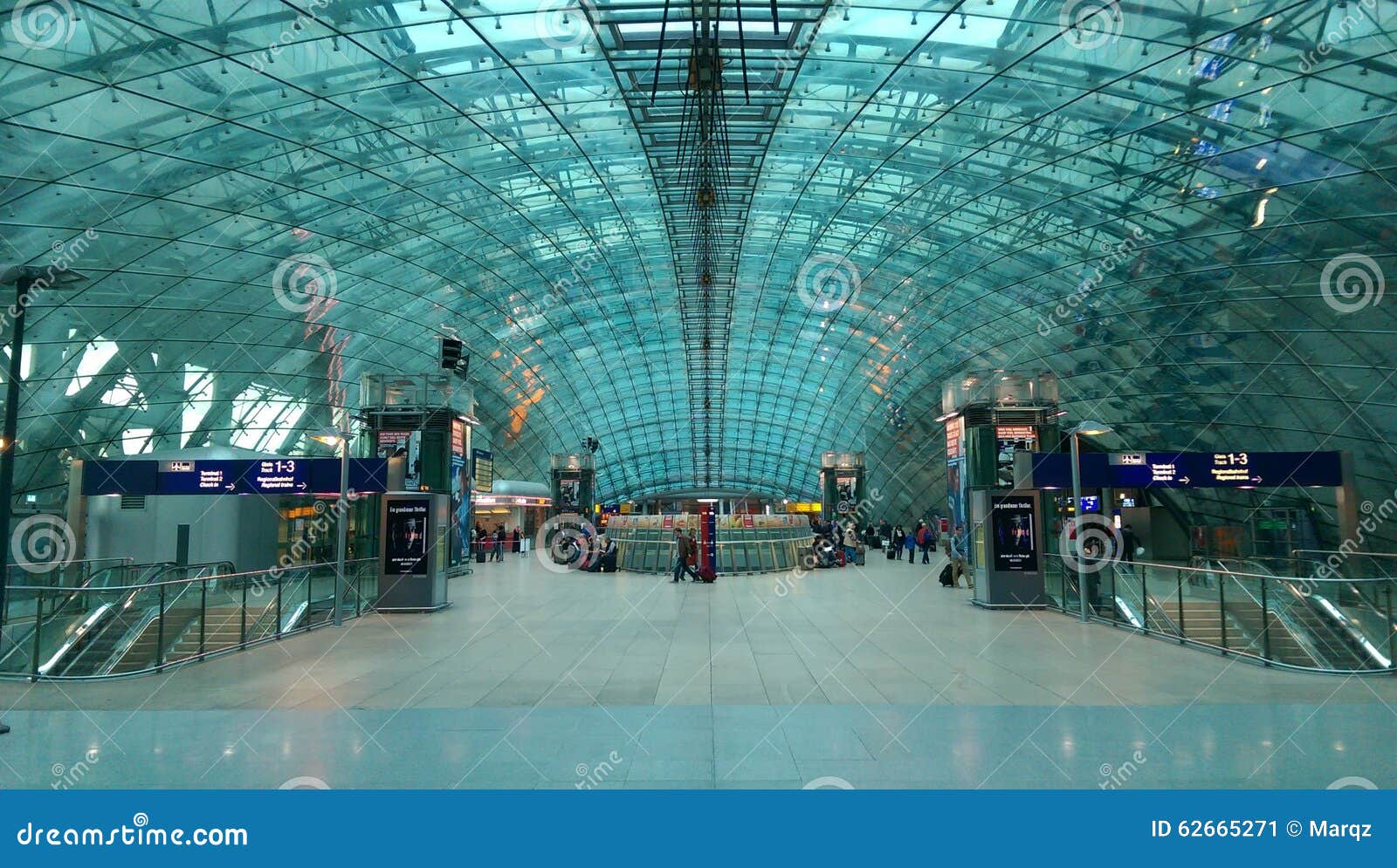 Moderner Bahnhof Nahe Frankfurt-Flughafen Redaktionelles Foto - Bild ...