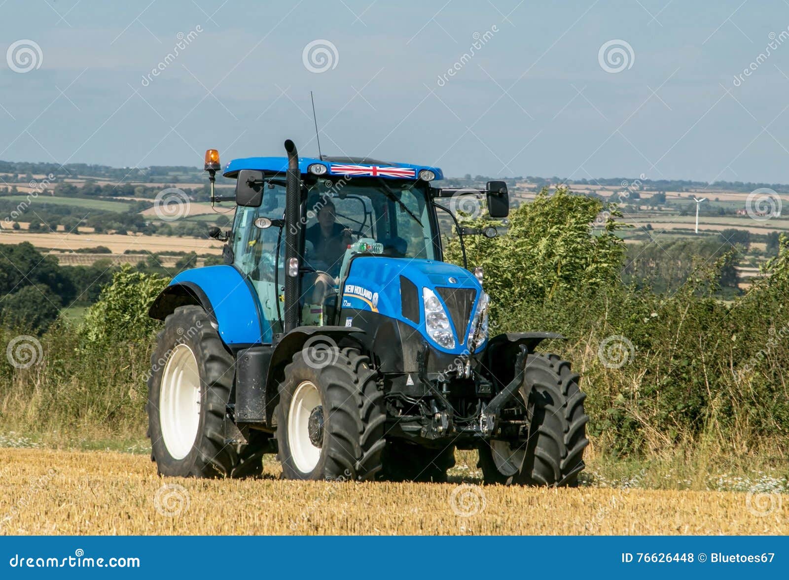 Moderner Blauer Traktor Auf Dem Erntegebiet Redaktionelles Stockfoto ...