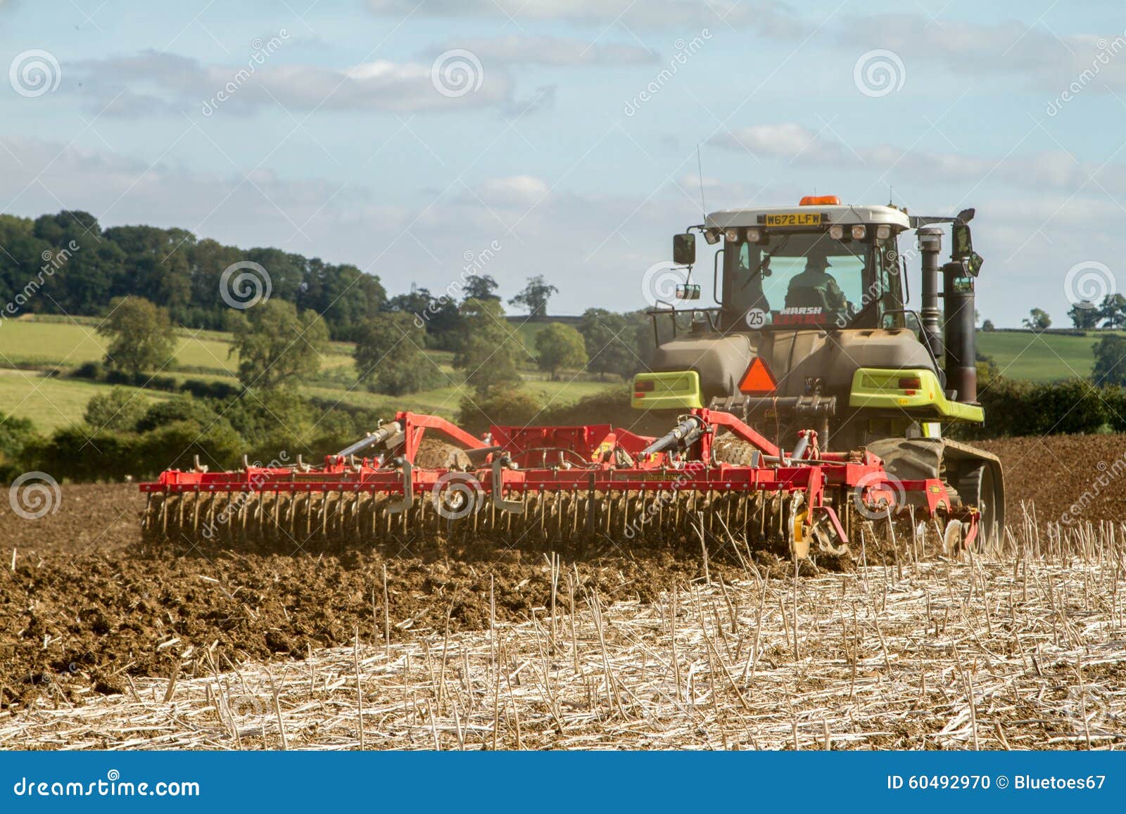 Moderner Claas Traktor, Der Feld Kultiviert Redaktionelles Bild - Bild ...