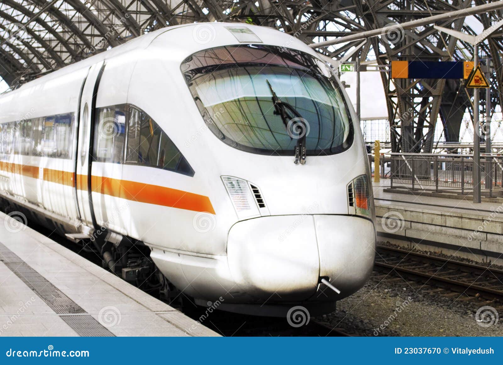 Moderner Hochgeschwindigkeitszug. Deutschland Stockfoto - Bild von ...