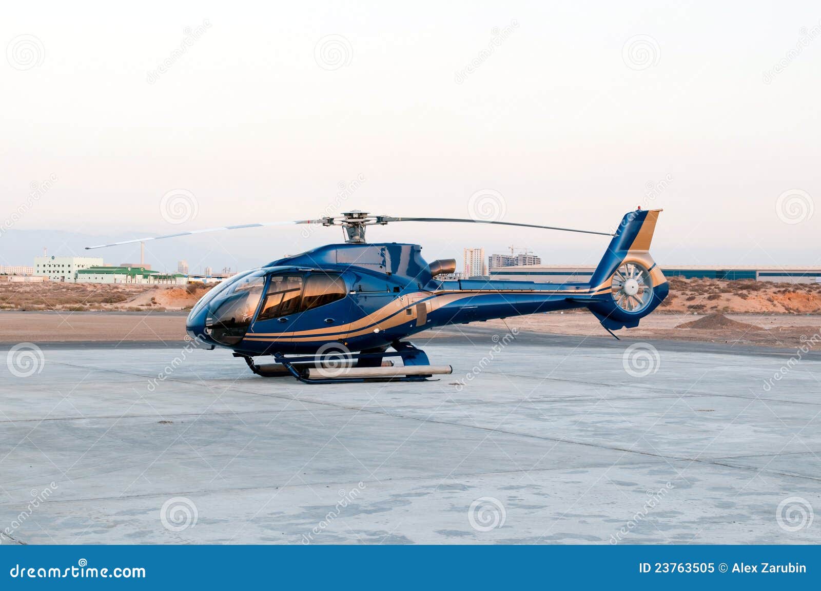 Moderner Hubschrauber am Hubschrauber-Landeplatz Stockbild - Bild von ...