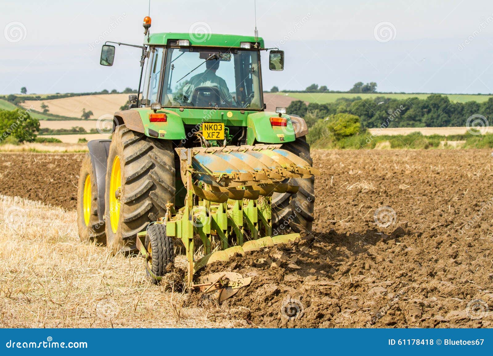 Moderner John Deere-Traktor, Der Einen Pflug Zieht Redaktionelles ...