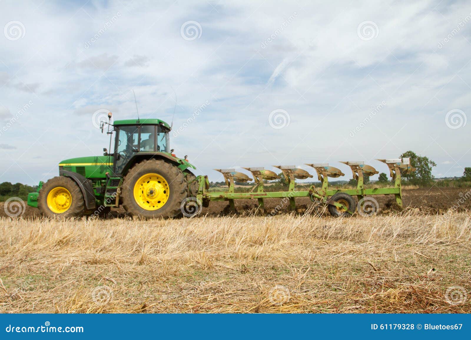 Moderner John Deere-Traktor, Der Einen Pflug Zieht Redaktionelles ...