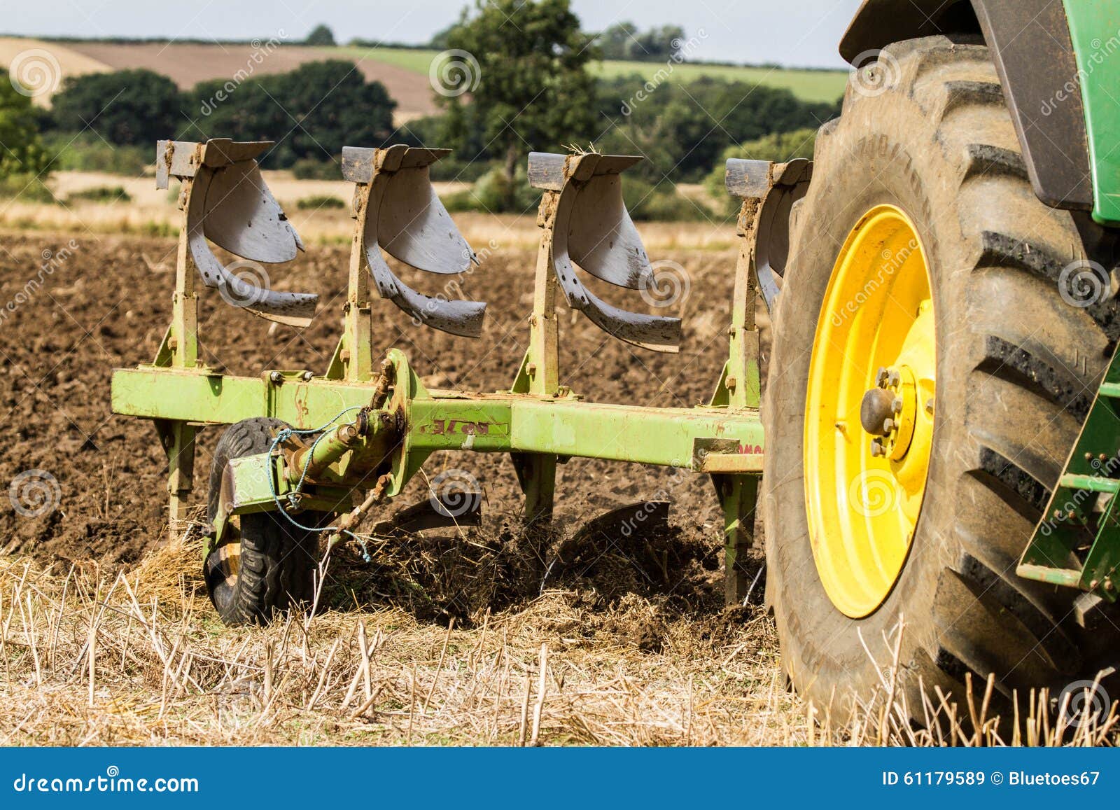 Moderner John Deere-Traktor, Der Einen Pflug Zieht Redaktionelles ...