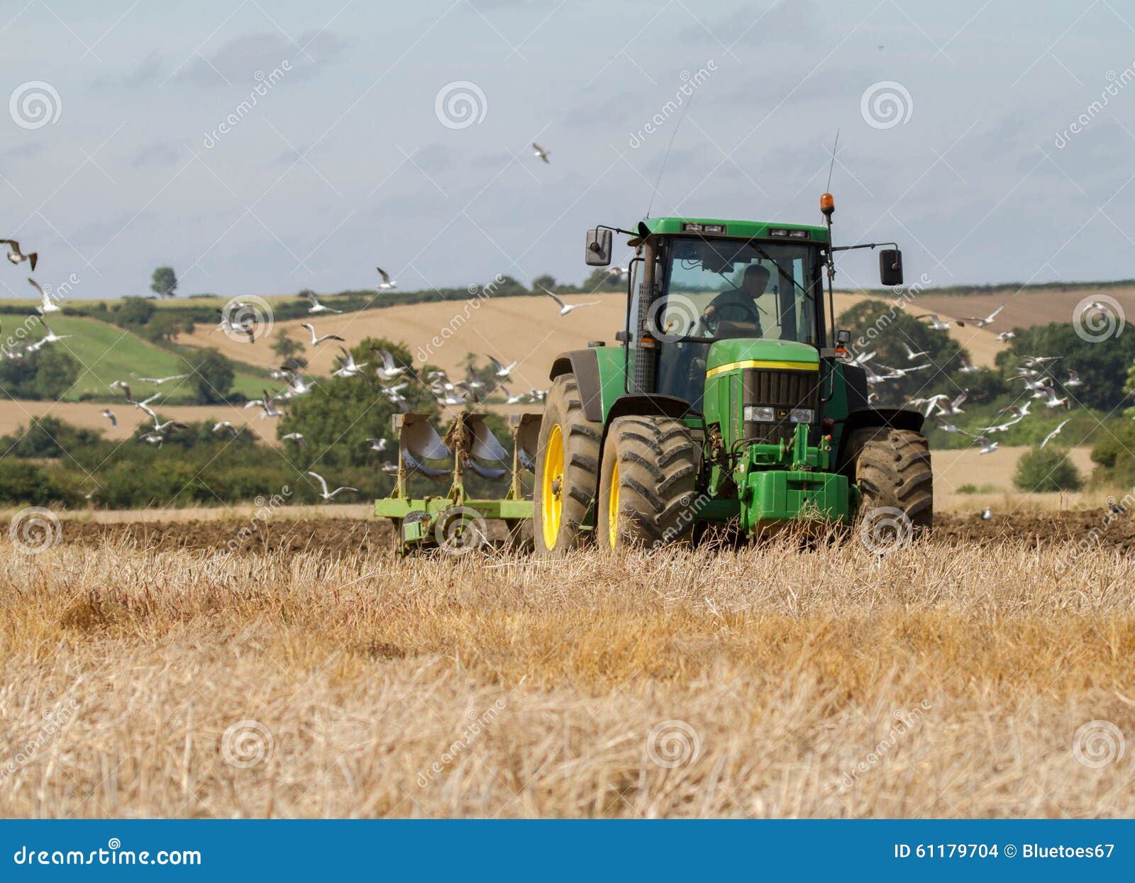 Moderner John Deere-Traktor, Der Einen Pflug Zieht Redaktionelles ...