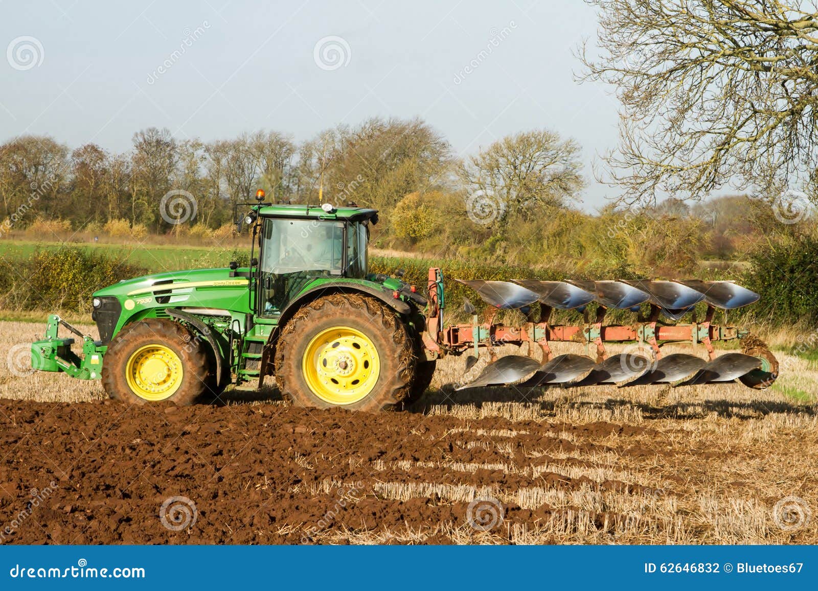 Moderner John Deere-Traktor, Der Einen Pflug Zieht Redaktionelles ...
