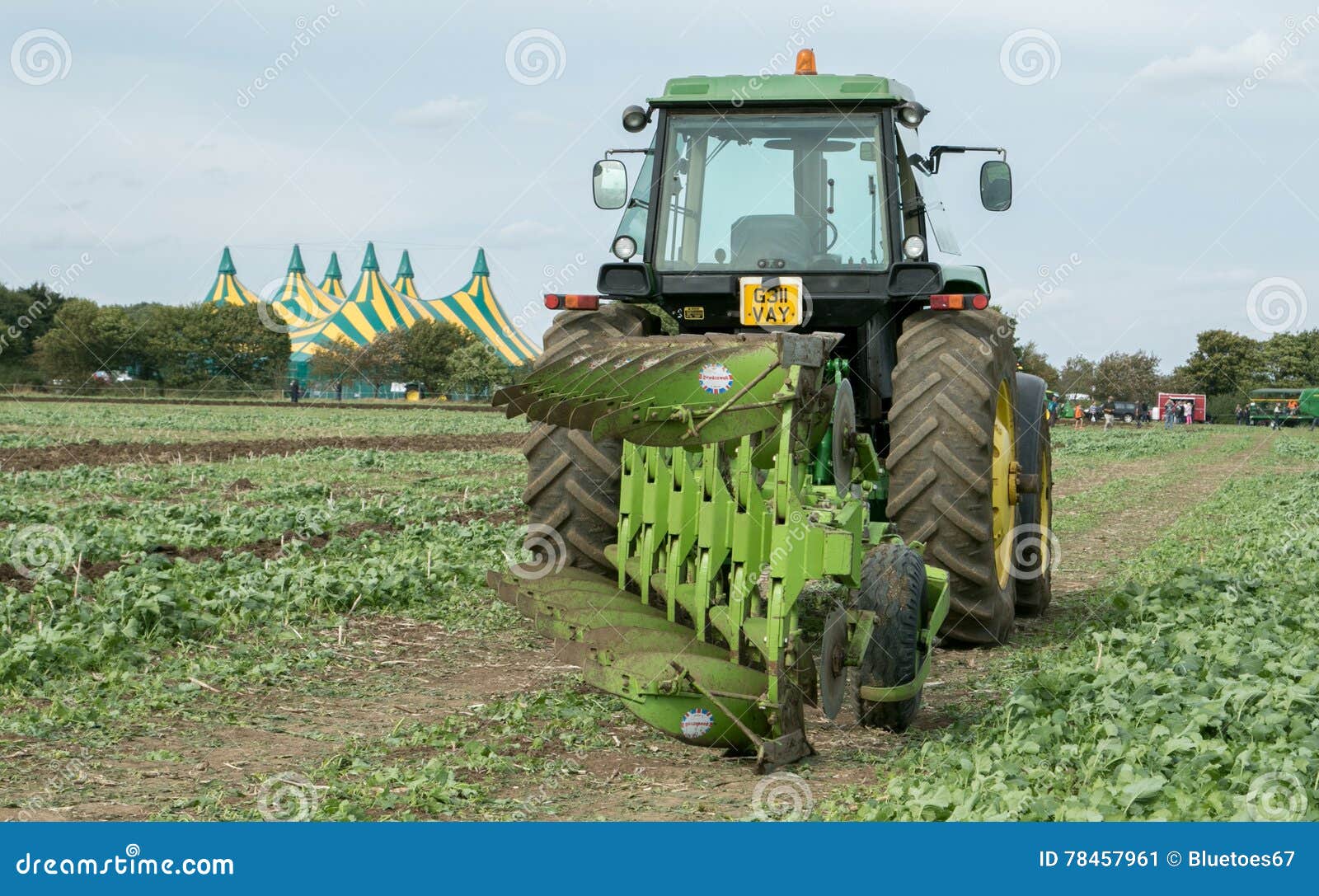 Moderner John Deere-Traktor, Der Einen Pflug Zieht Redaktionelles Foto ...