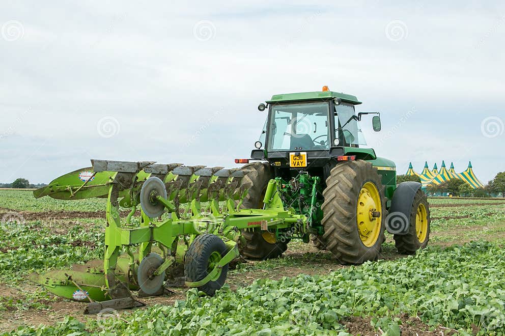 Moderner John Deere-Traktor, Der Einen Pflug Zieht Redaktionelles ...