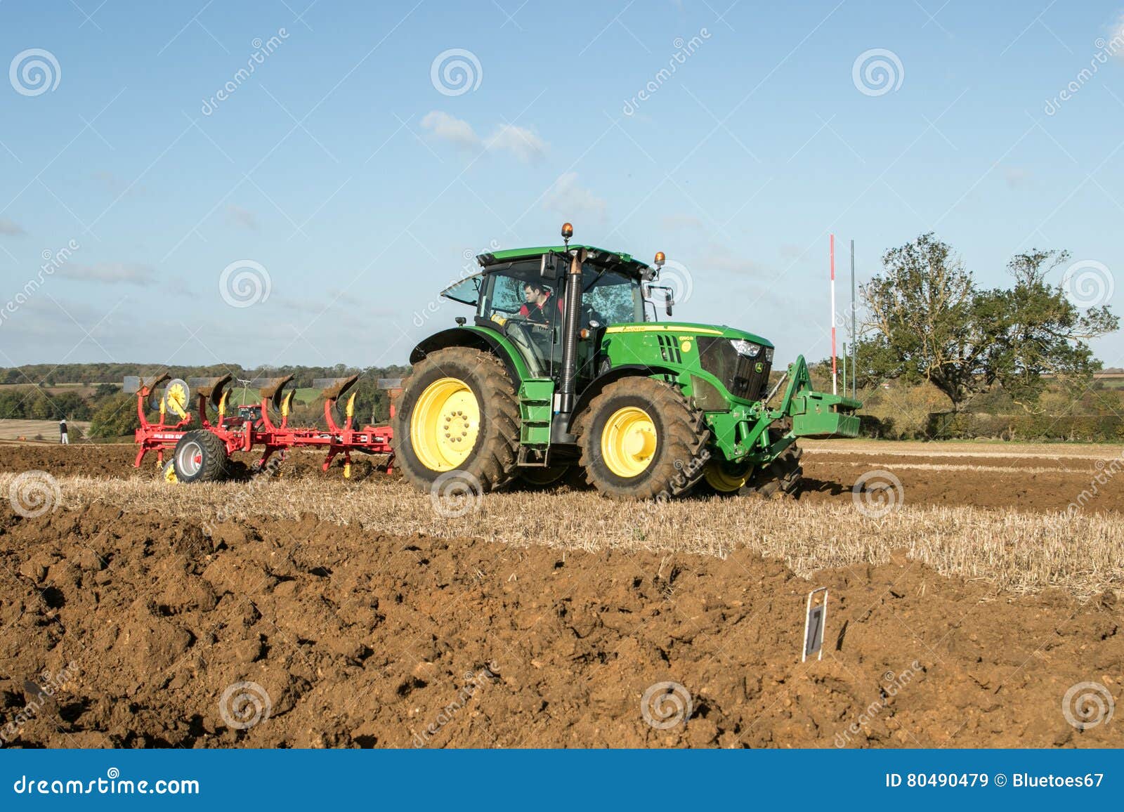 Moderner John Deere-Traktor, Der Einen Pflug Zieht Redaktionelles ...