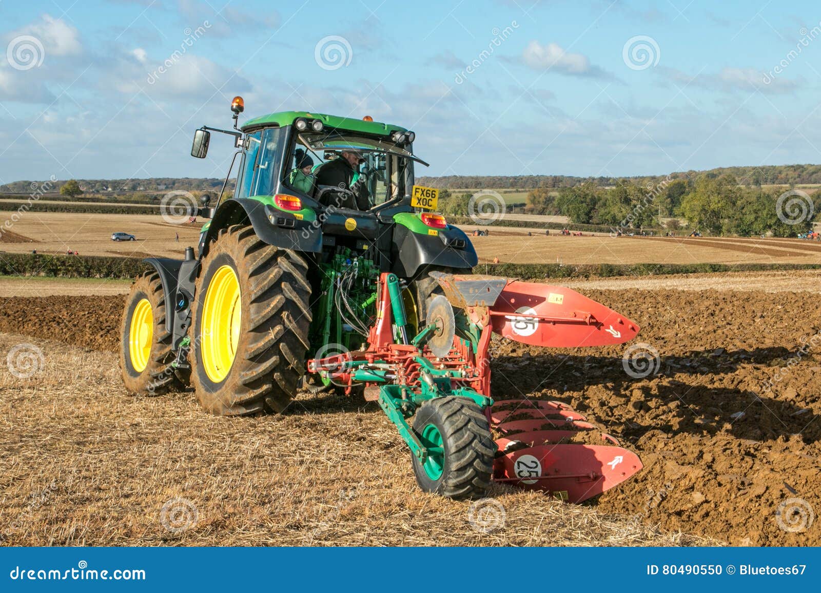 Moderner John Deere-Traktor, Der Einen Pflug Zieht Redaktionelles Bild ...