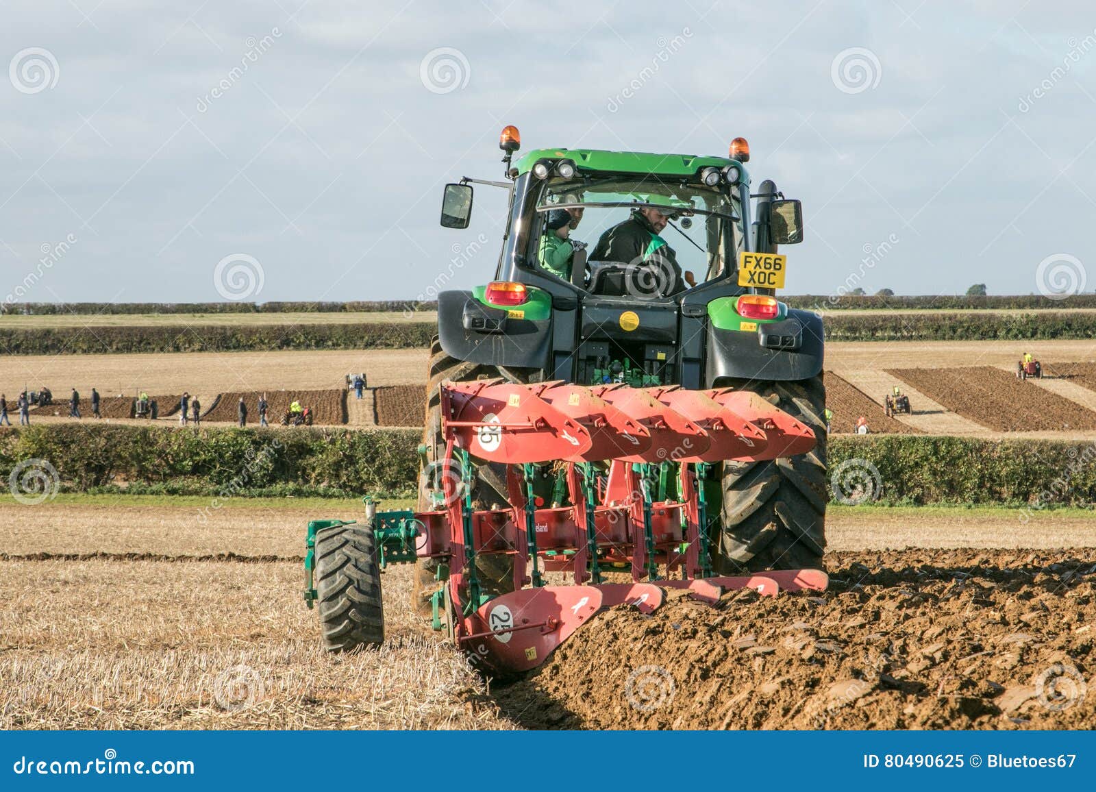 Moderner John Deere-Traktor, Der Einen Pflug Zieht Redaktionelles Bild ...