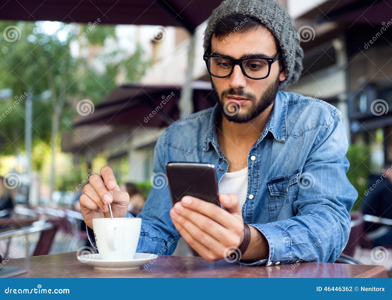 Moderner Junger Mann Mit Handy in Der Straße Stockfoto - Bild von ...