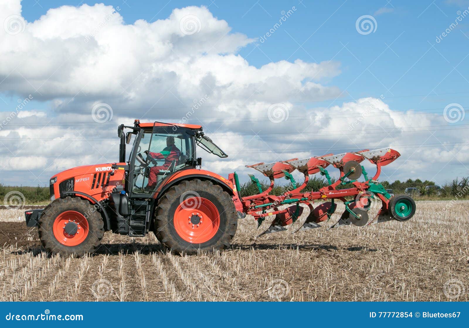 Moderner Kubota-Traktor, Der Einen Pflug Zieht Redaktionelles Stockbild ...