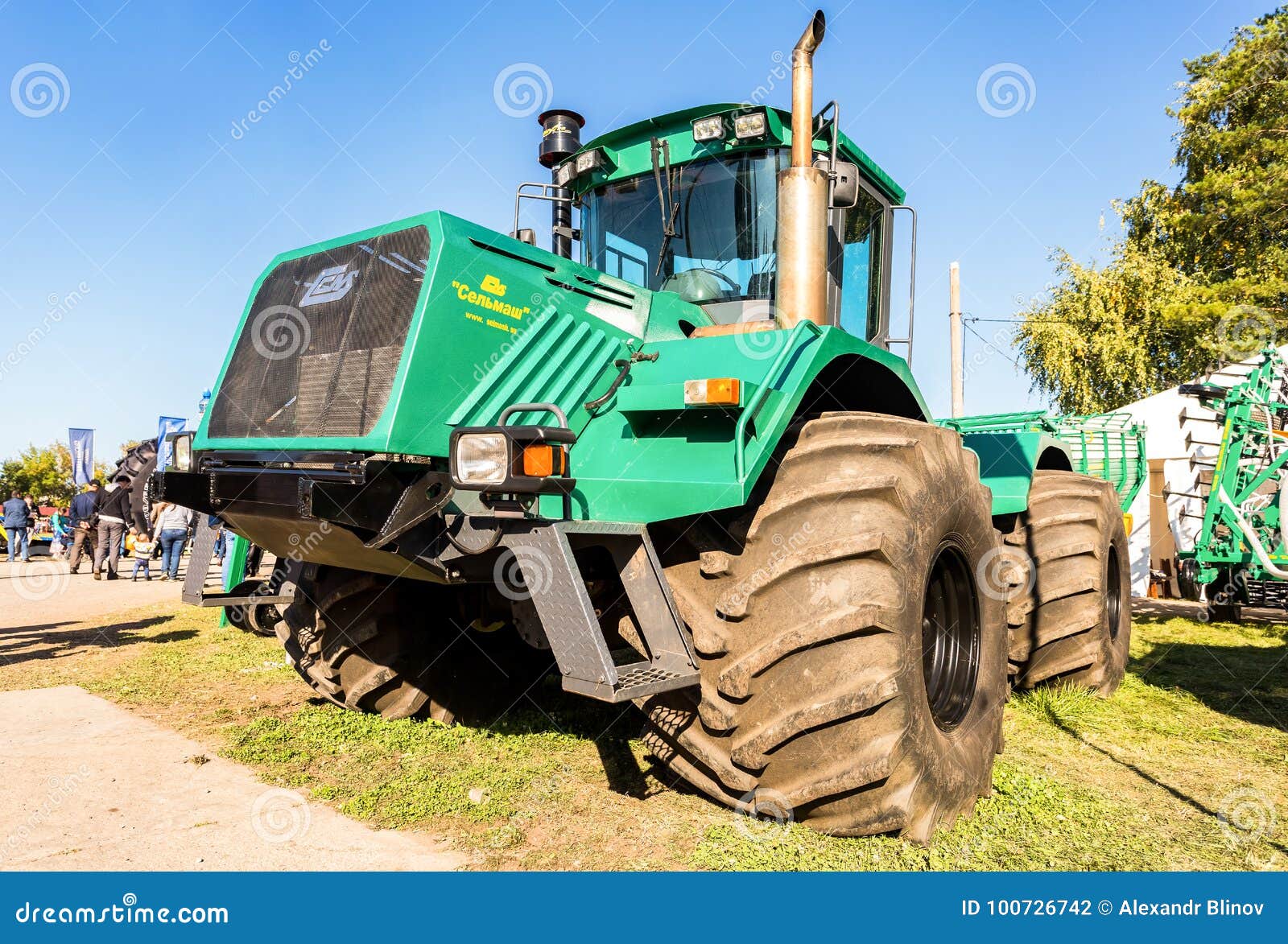 Moderner Landwirtschaftlicher Traktor K-704-4R Redaktionelles ...