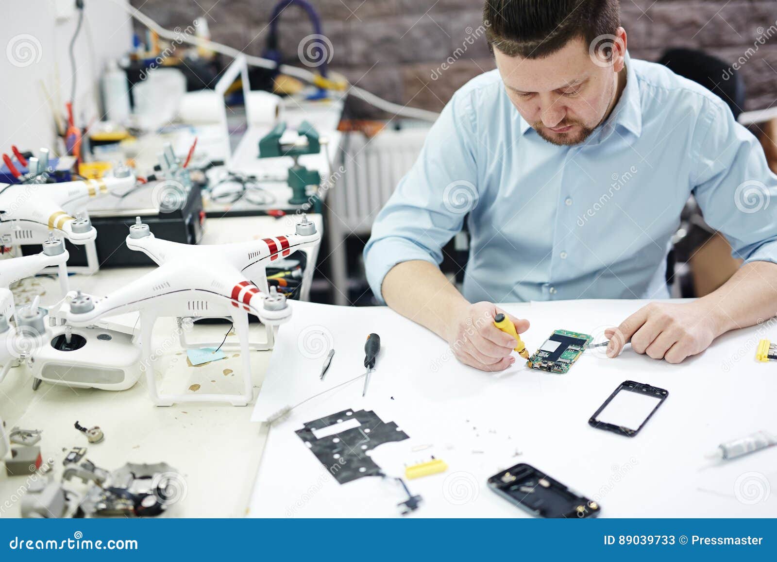 Moderner Mann, Der Im Elektronik-Service-Shop Arbeitet Stockbild - Bild ...