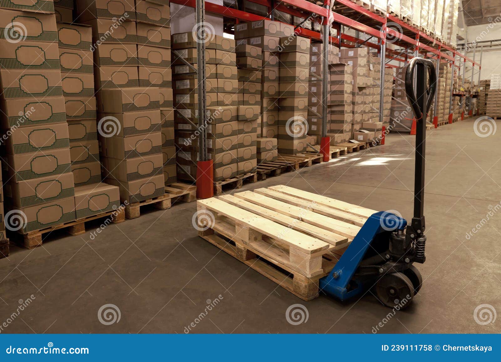 Moderner Manueller Gabelstapler Mit Holzpaletten Im Lager Stockfoto ...