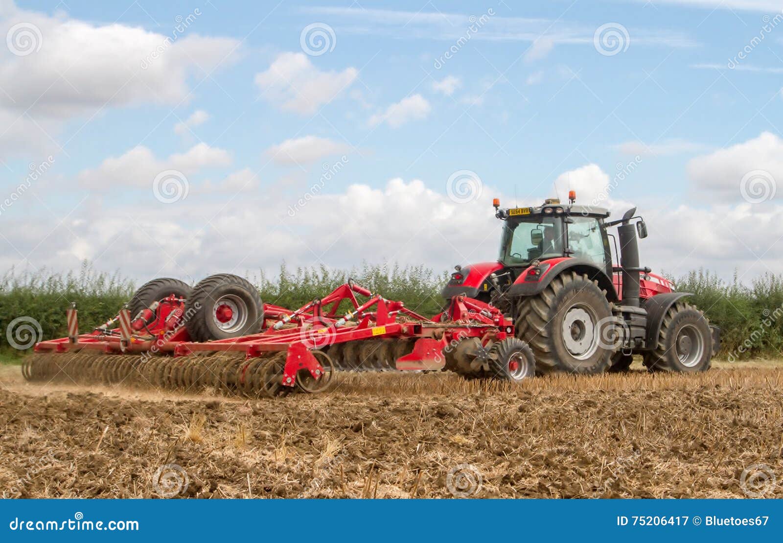 Moderner Massey Ferguson-Traktor, Der Feld Kultiviert Redaktionelles ...
