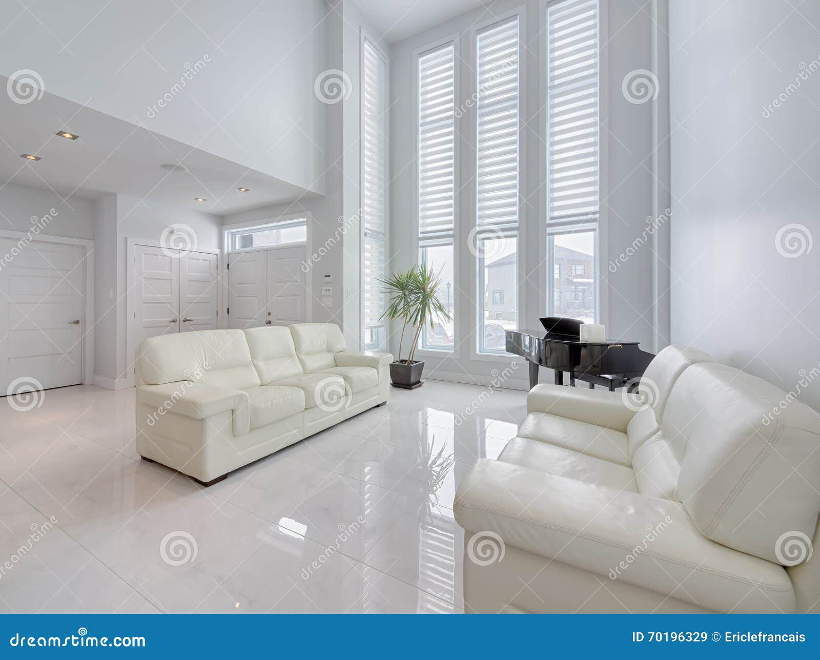 Moderner Offener Wohnzimmerbereich Mit Marmorböden Stockbild - Bild von ...