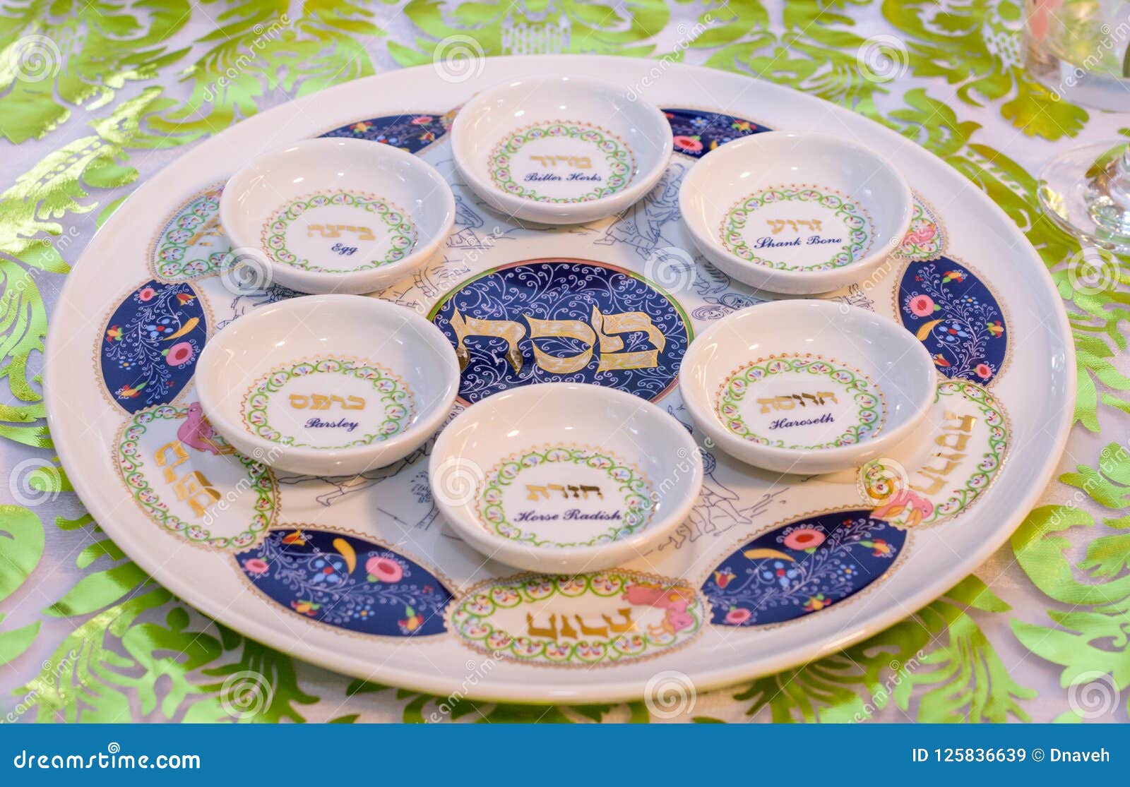 Moderner Passahfest-Sedertisch in Tel Aviv Stockbild - Bild von haupt ...