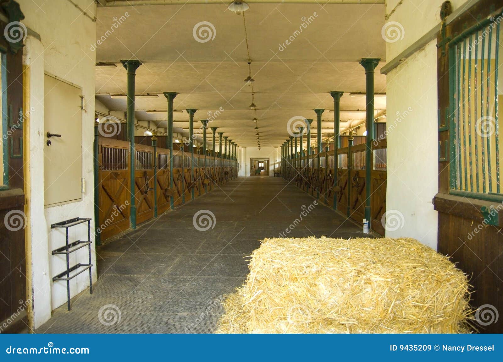 Moderner Stall stockbild. Bild von stroh, pferde, mode - 9435209