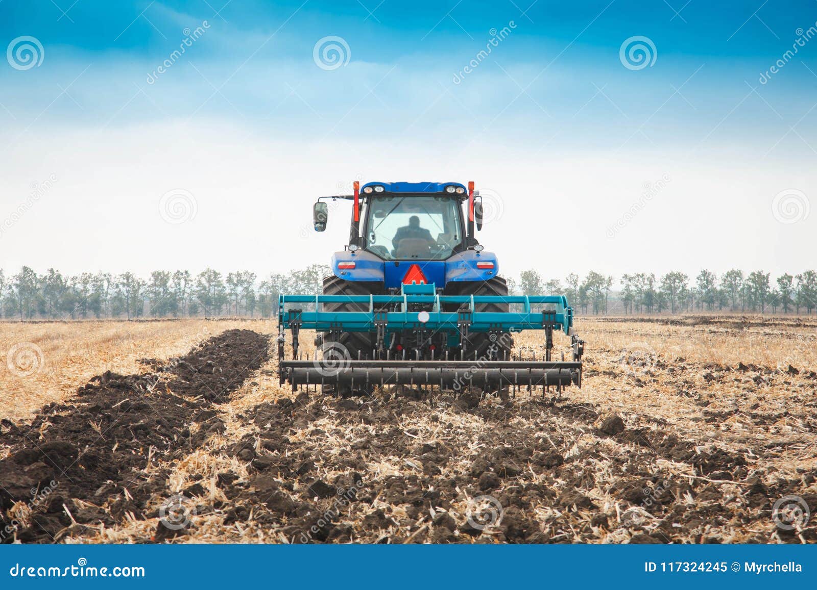 Moderner Traktor Auf Dem Gebiet an Einem Sonnigen Tag Redaktionelles ...