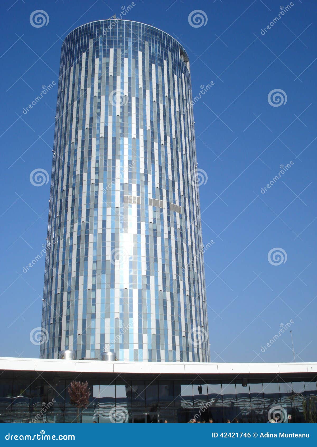 Moderner Turm in Bukarest stockfoto. Bild von zeitgenössisch - 42421746