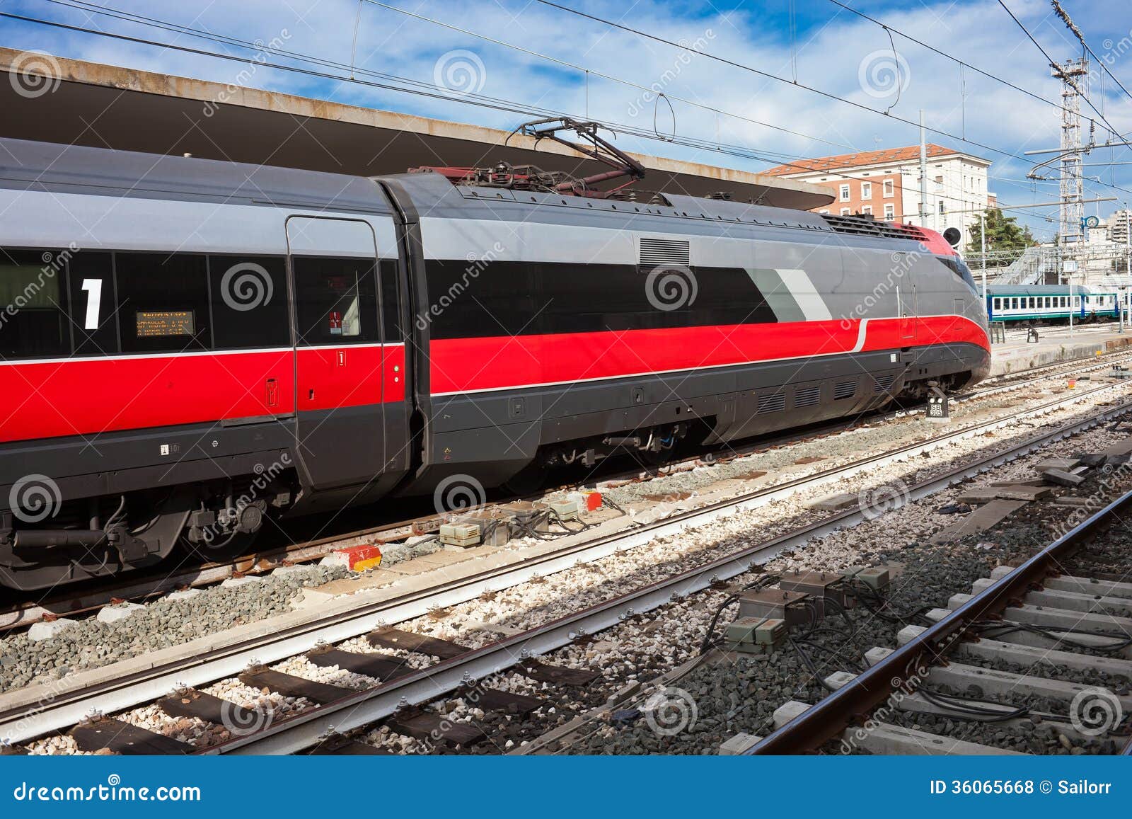 Moderner Zug stockfoto. Bild von serie, eisenbahn, hoch - 36065668