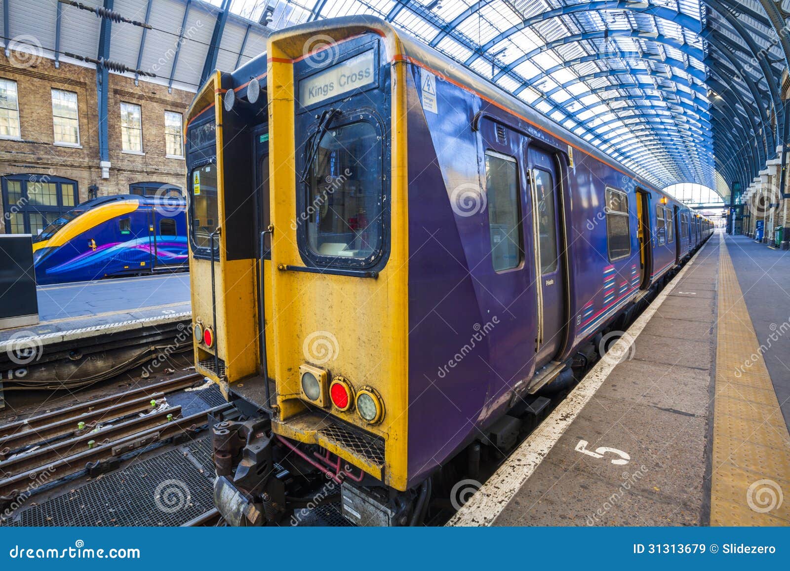 Moderner Zug an Der Station Stockbild - Bild von könige, abfahrt: 31313679