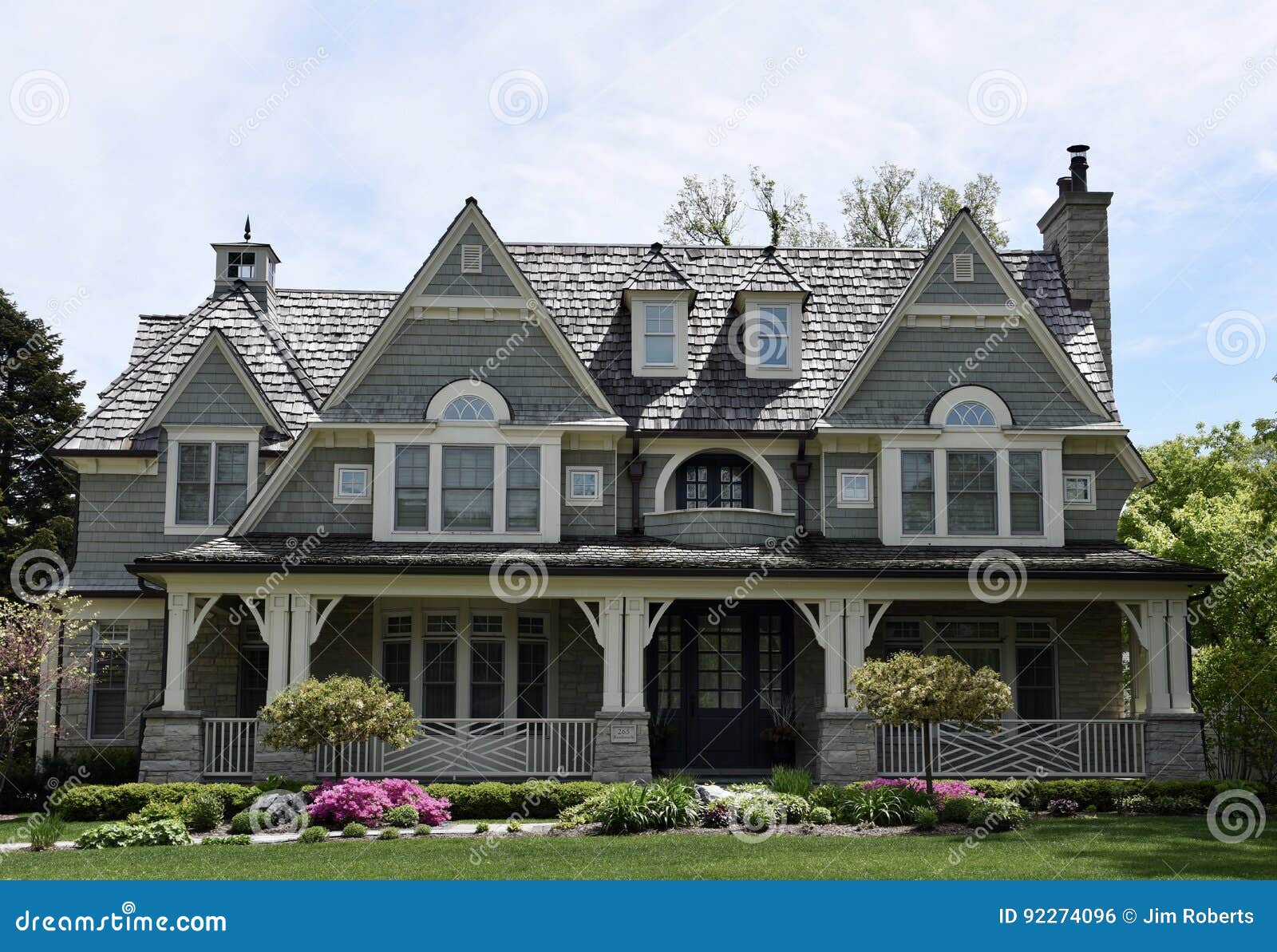 Modernes altes Haus redaktionelles foto. Bild von giebelig - 92274096