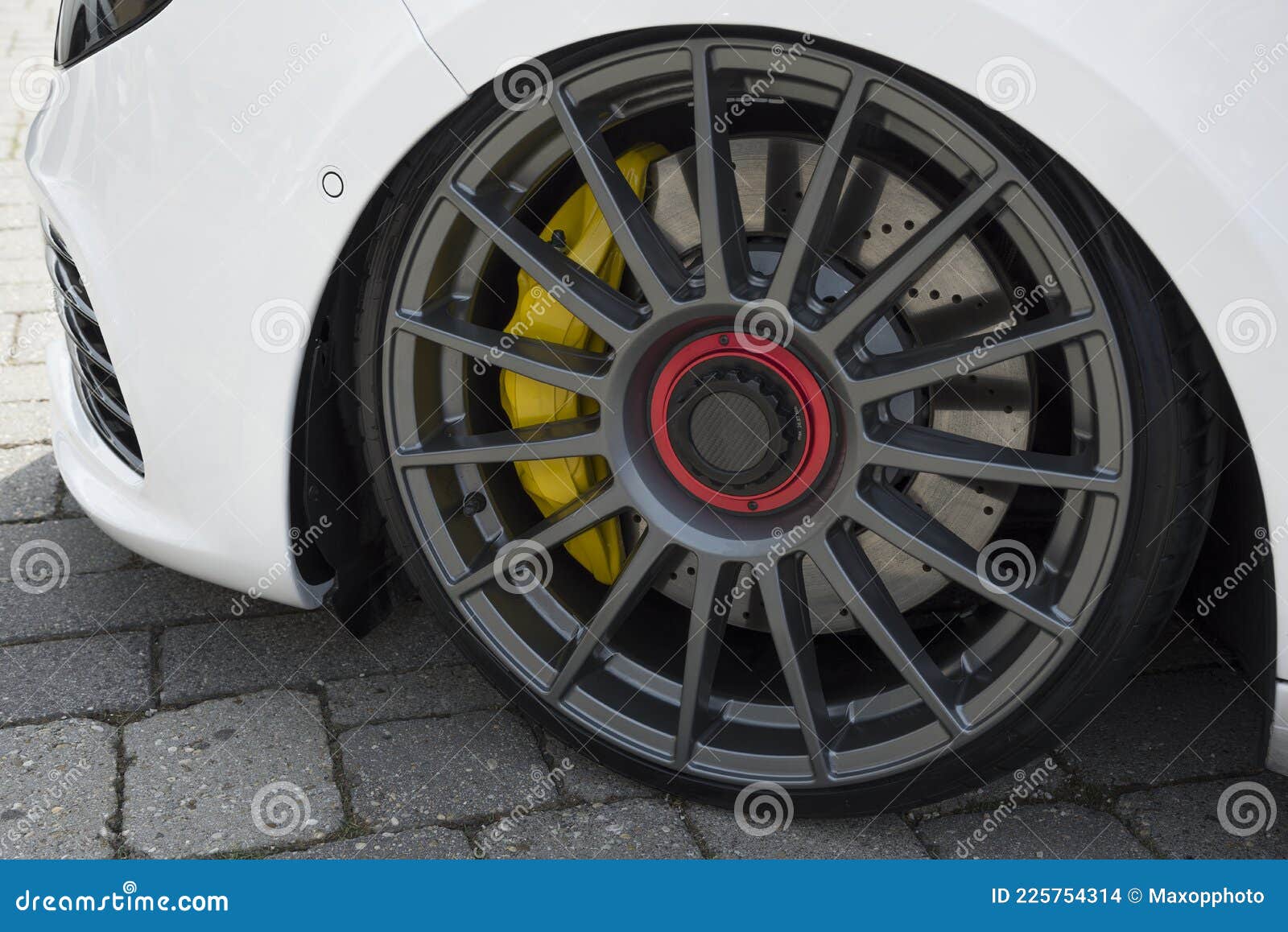 Modernes Autorad Mit Einer Leichtmetallscheibe. Low-Chassis Stockfoto ...