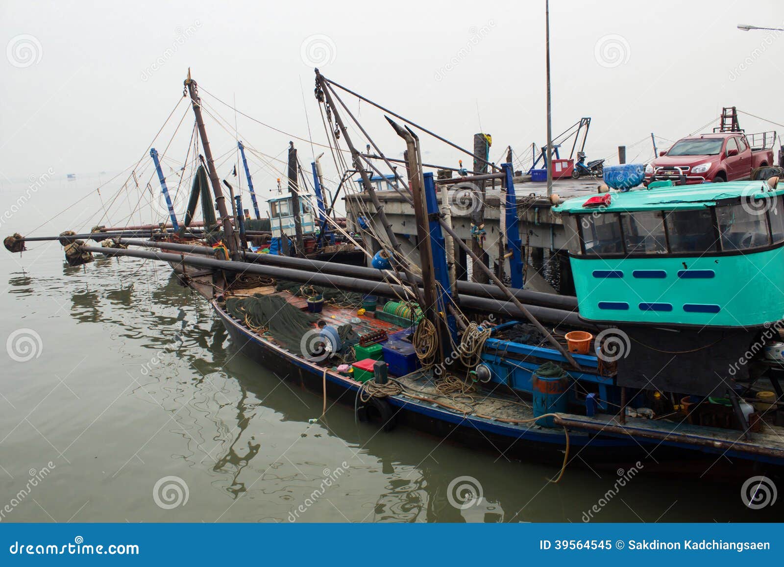 Modernes Fischerboot stockbild. Bild von frech, mode - 39564545