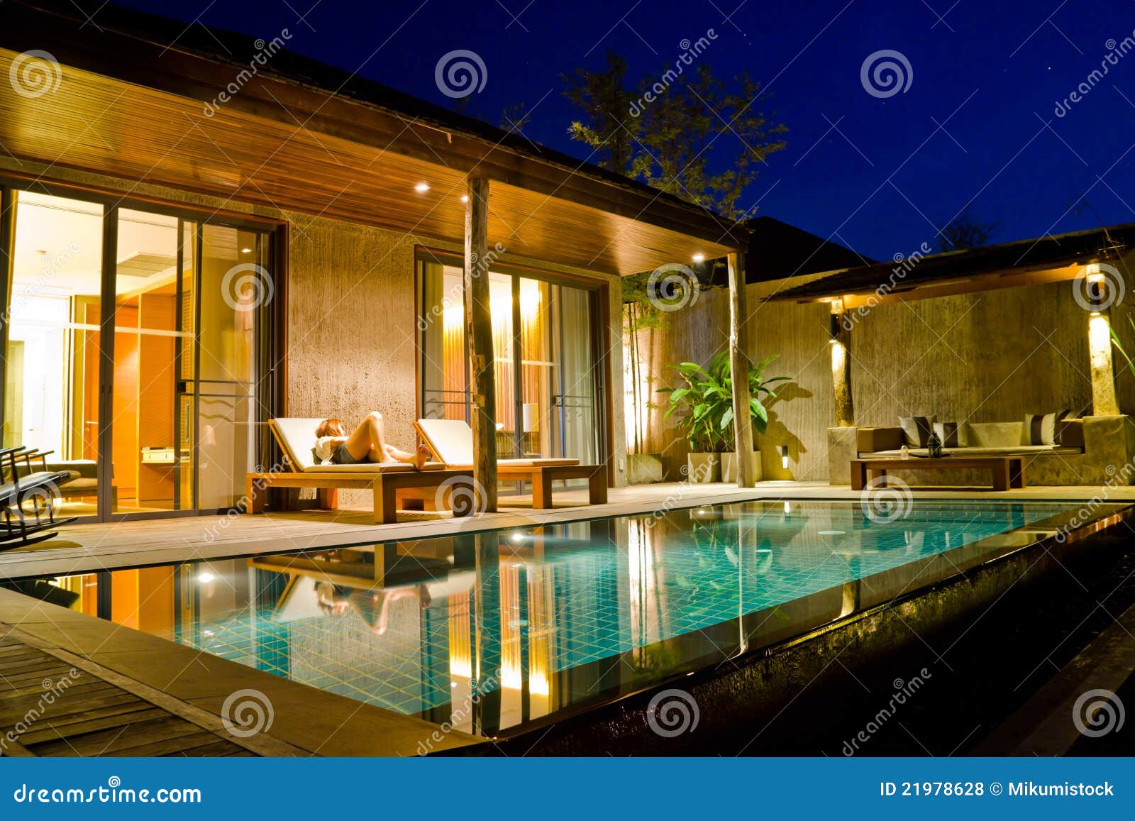 Modernes Haus Mit Swimmingpool Stockfoto - Bild von kissen, berührung ...