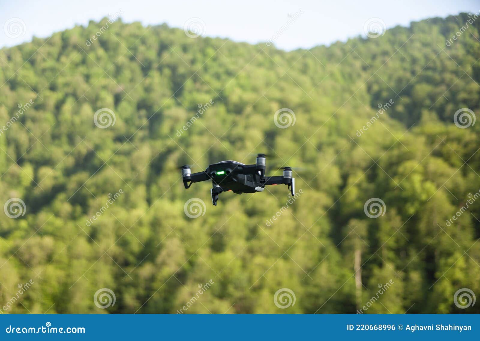 Moderno Drone Volando Sobre El Bosque Foto de archivo - Imagen de cubo ...
