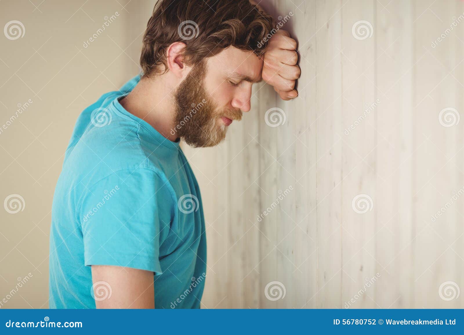 Moderno Incomodado Que Inclina-se Contra a Parede Foto de Stock ...
