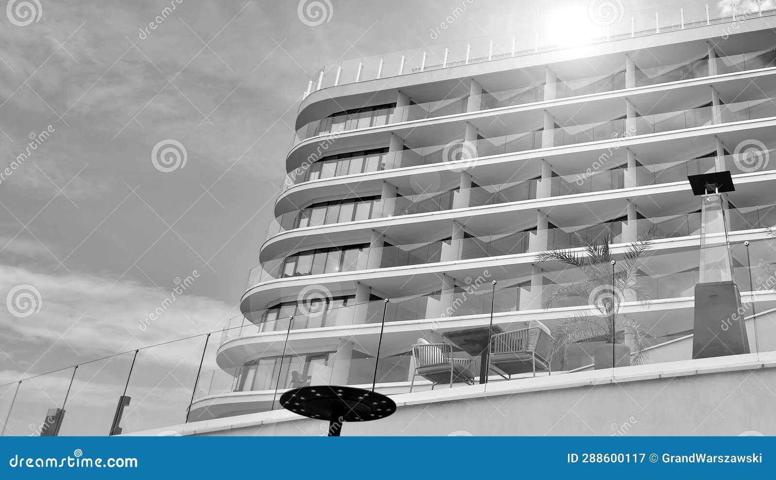 Moderno Y Bonito Hotel De Lujo. Blanco Y Negro. Imagen de archivo ...