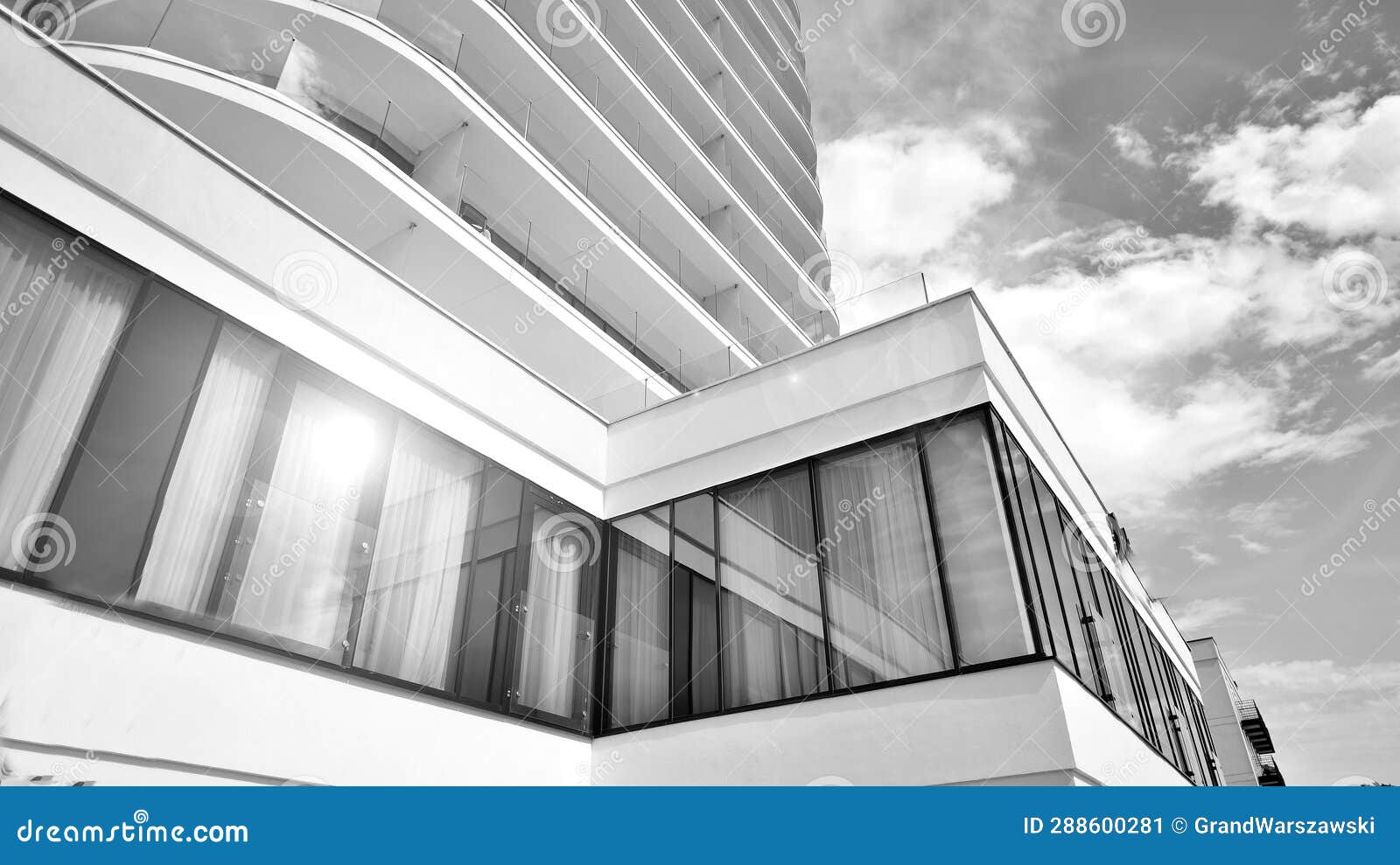 Moderno Y Bonito Hotel De Lujo. Blanco Y Negro. Imagen de archivo ...