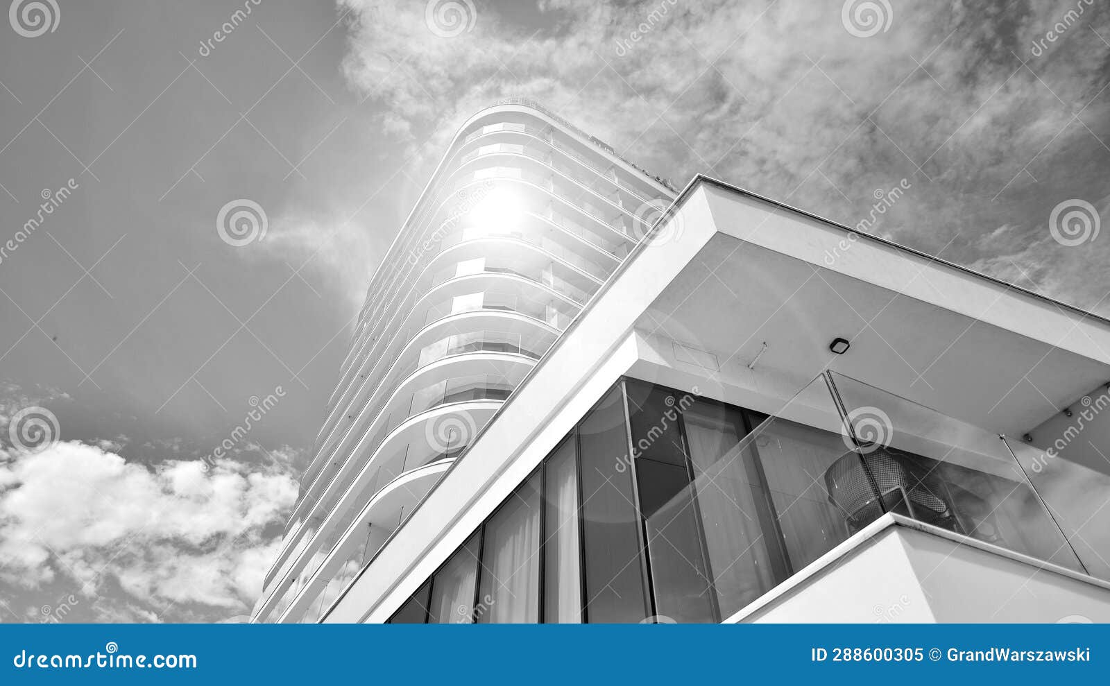 Moderno Y Bonito Hotel De Lujo. Blanco Y Negro. Imagen de archivo ...