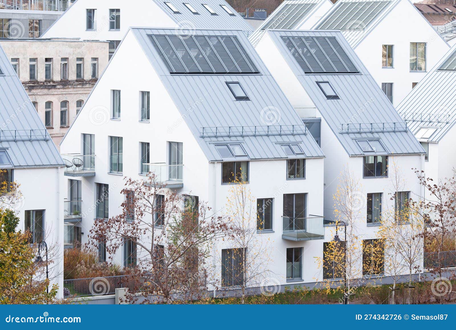 Modernos Edificios De Apartamentos De Baja Altura Con Techo Triangular ...