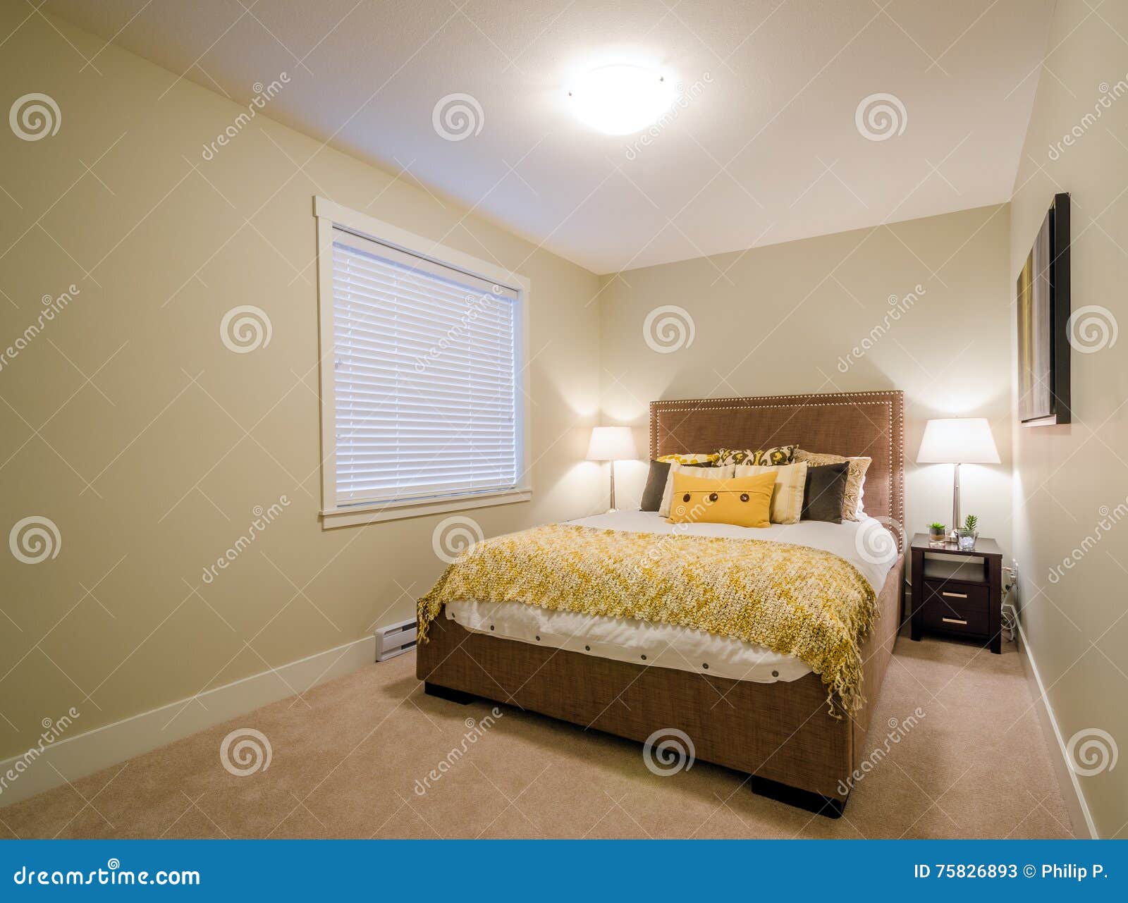 Modernt gult sovrum fotografering för bildbyråer. Bild av dekor - 75826893