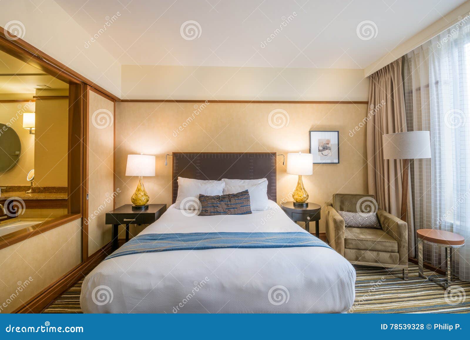 Modernt Ledar- Sovrum I Ett Hotell Arkivfoto - Bild av komfort ...