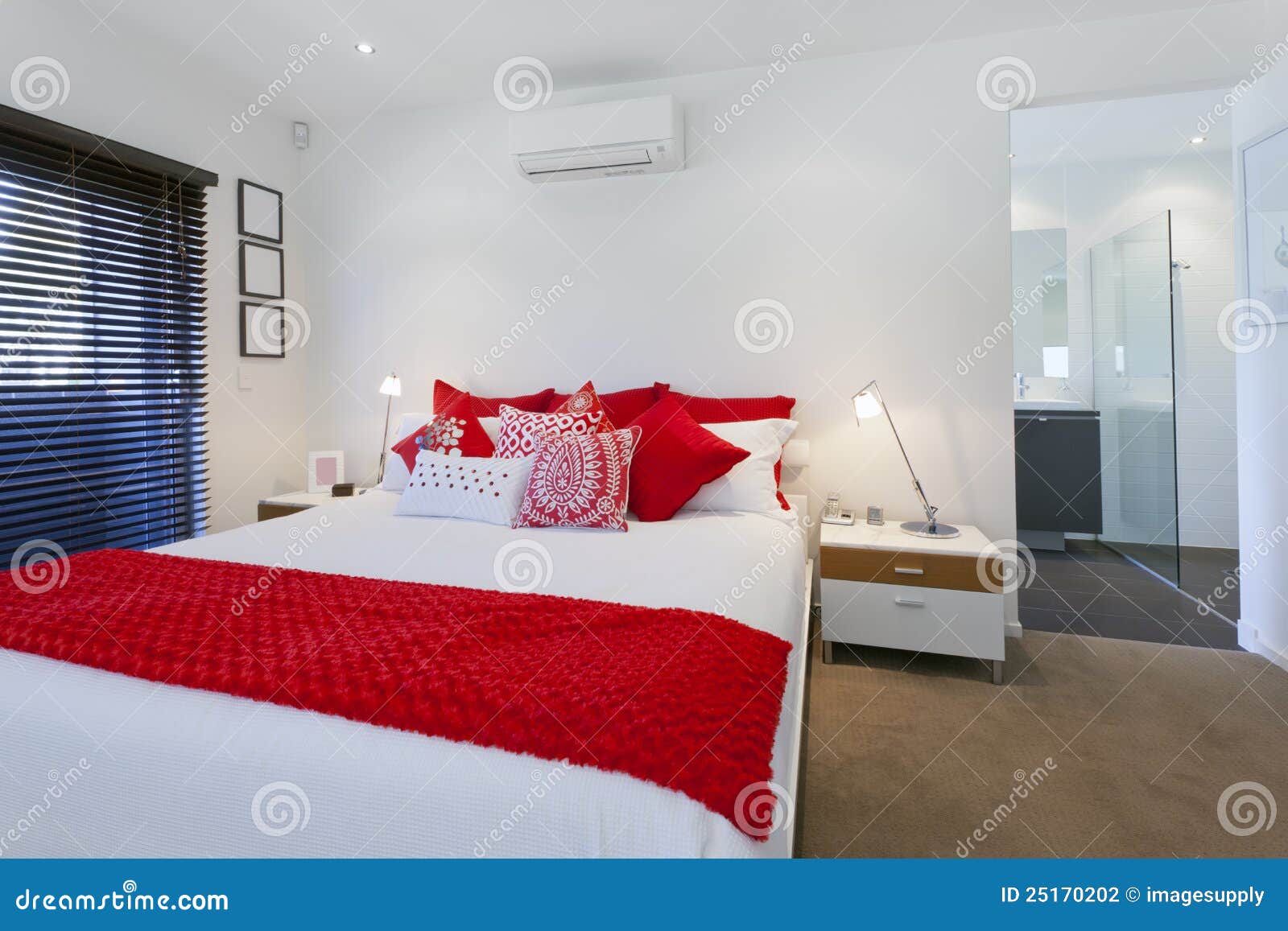 Modernt sovrum arkivfoto. Bild av matta, inget, vall - 25170202