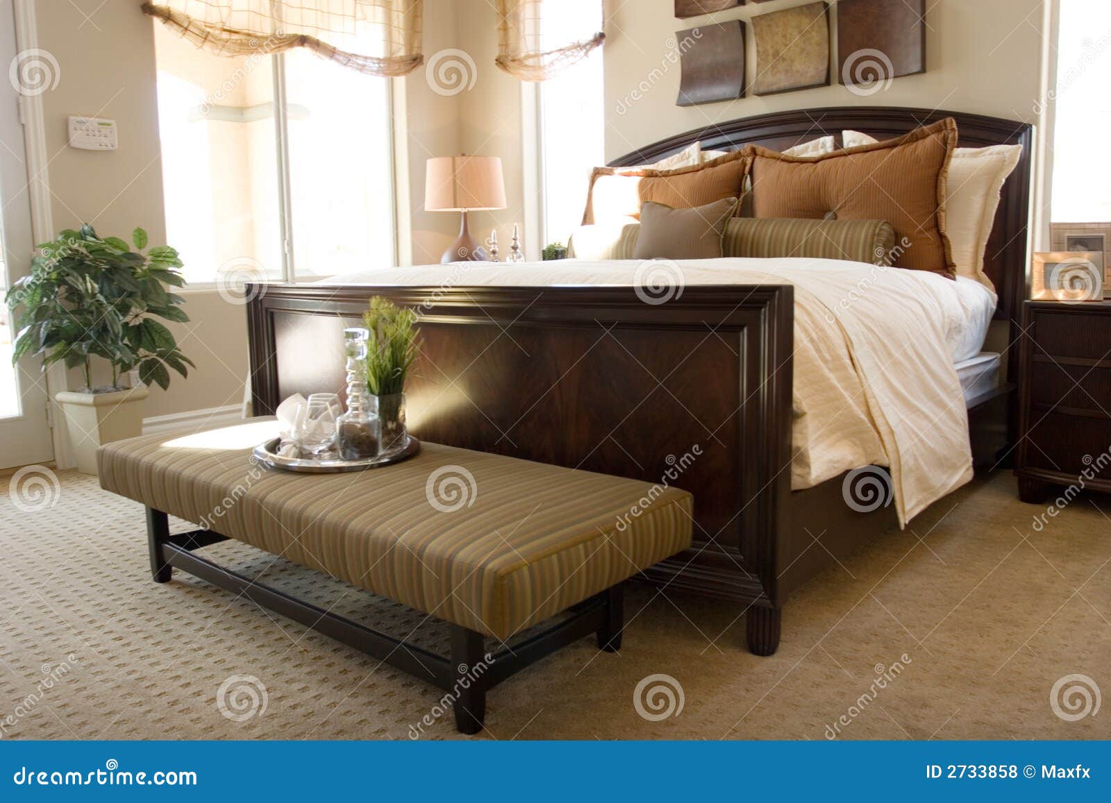 Modernt sovrum arkivfoto. Bild av kudde, fönster, garnering - 2733858