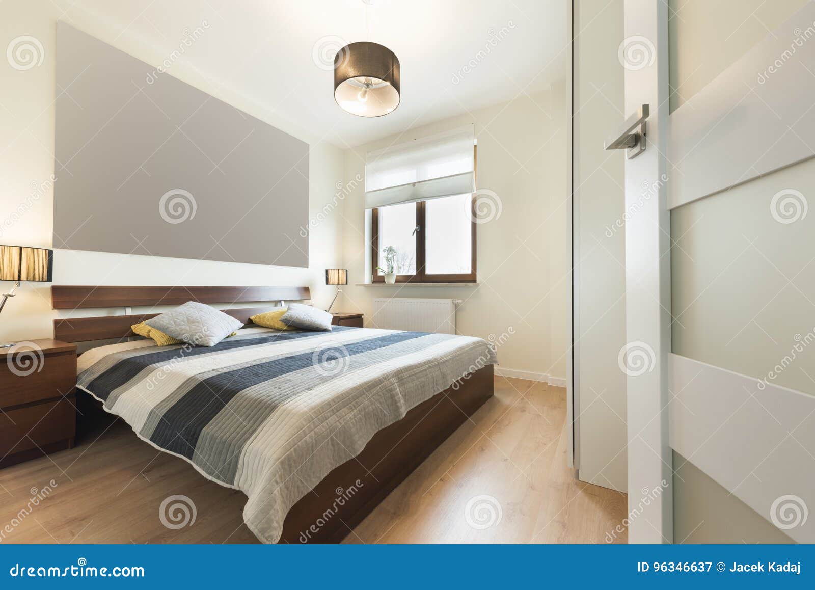 Modernt Sovrum I Beige Avslutning Fotografering för Bildbyråer - Bild ...