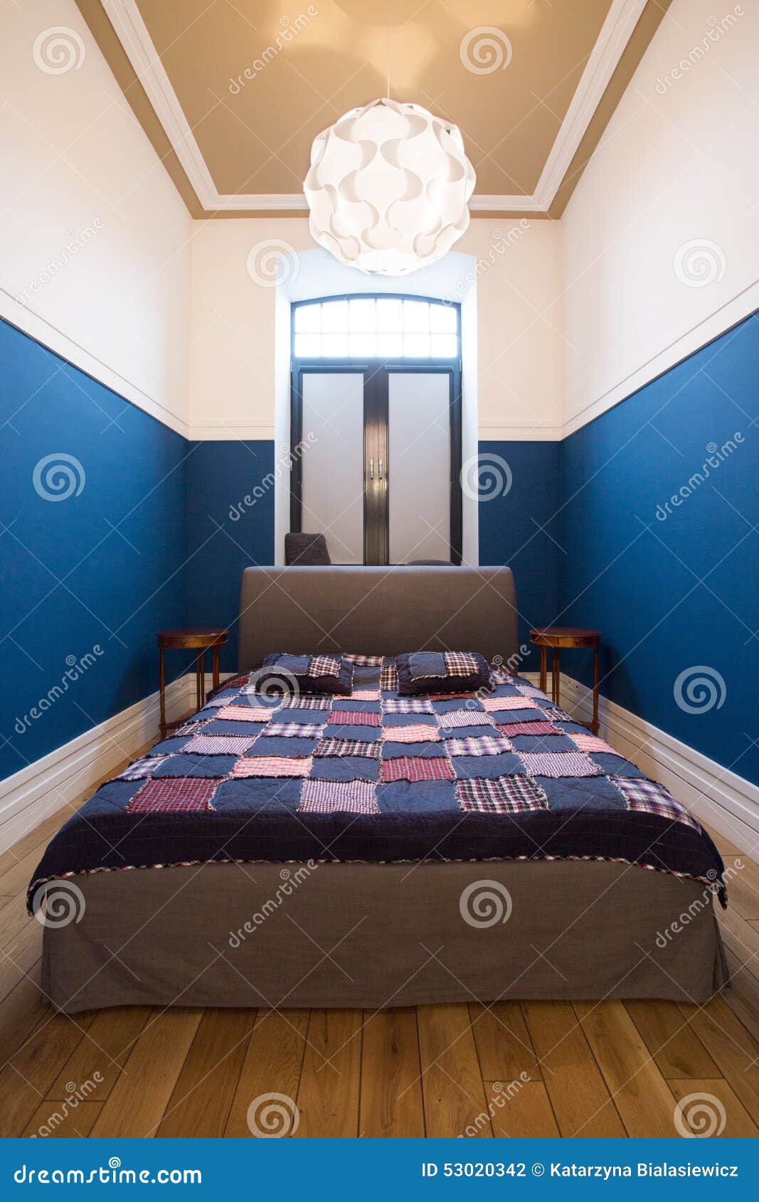 Modernt Sovrum I Manlig Stil Arkivfoto - Bild av planlagt, ljuskrona ...