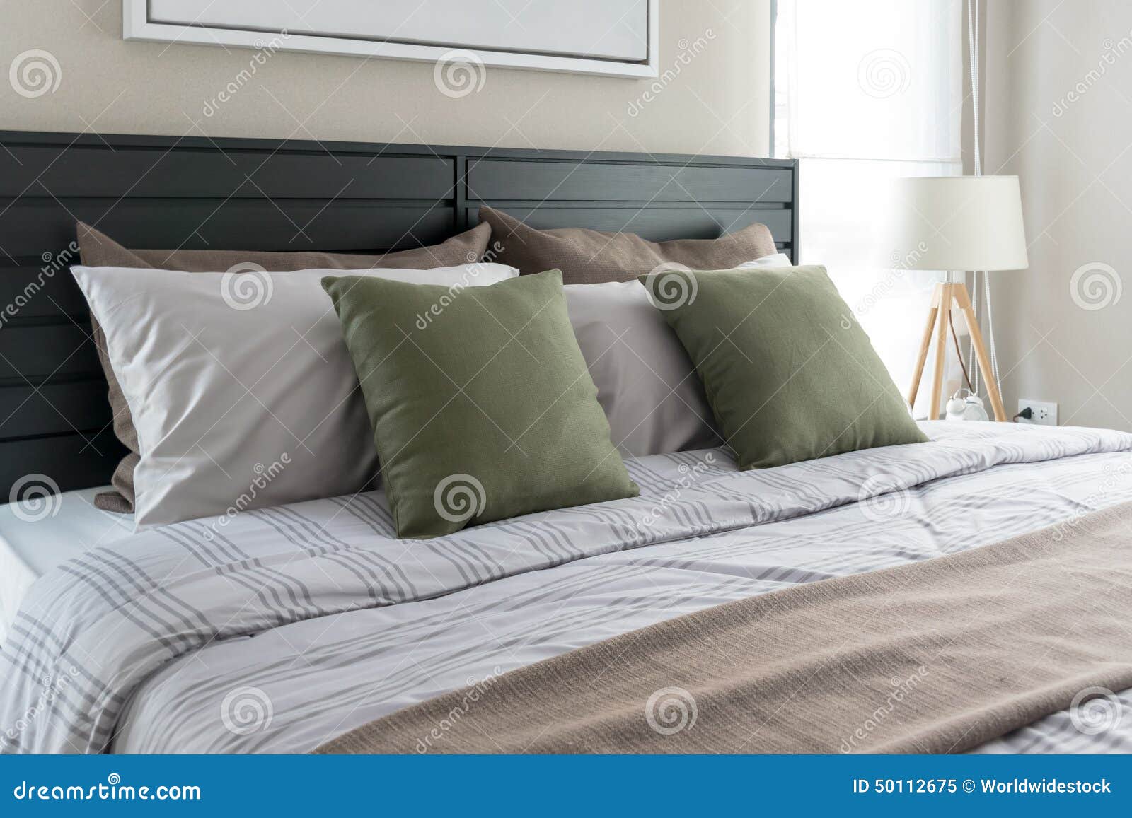 Modernt Sovrum Med Gröna Kuddar Fotografering för Bildbyråer - Bild av ...