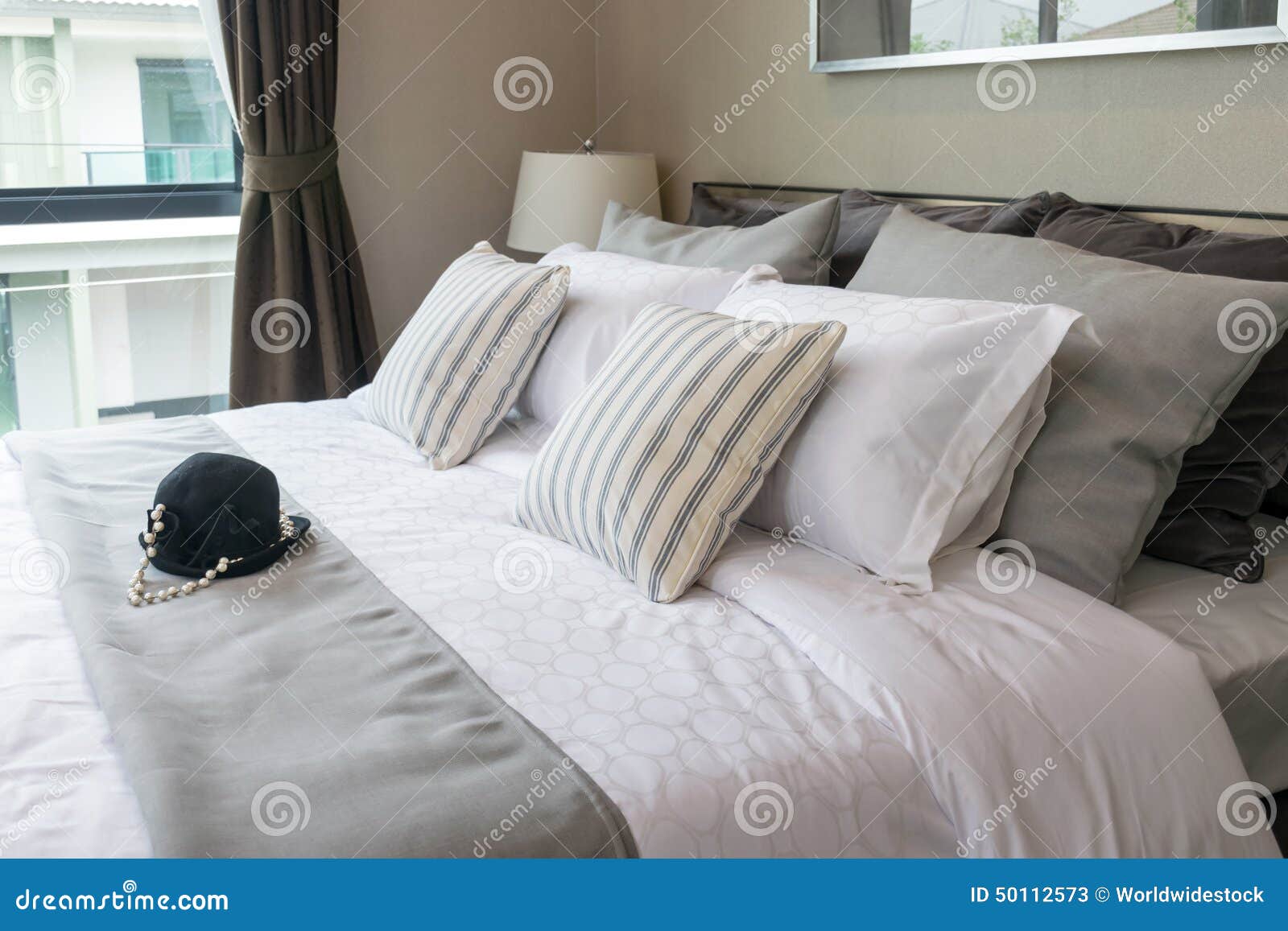 Modernt Sovrum Med Randiga Kuddar Fotografering för Bildbyråer - Bild ...