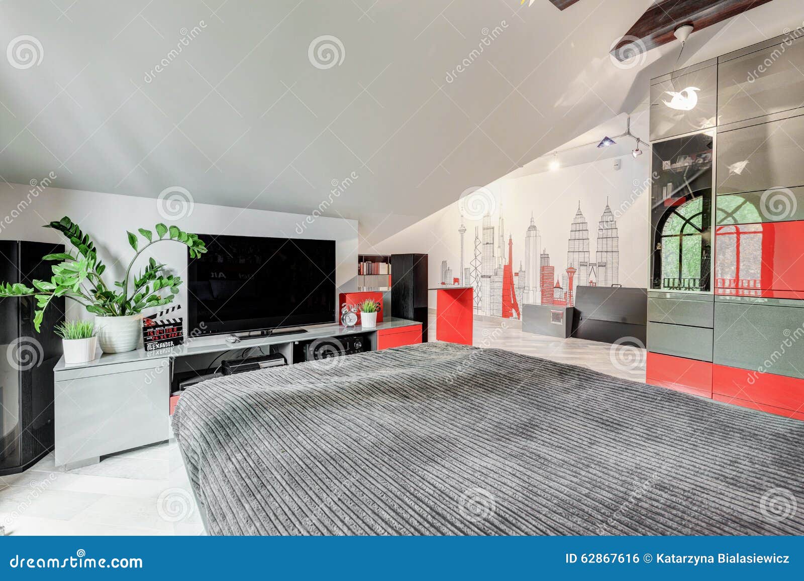 Modernt Stilfullt Sovrum Med TV Arkivfoto - Bild av modernt, dyrt: 62867616