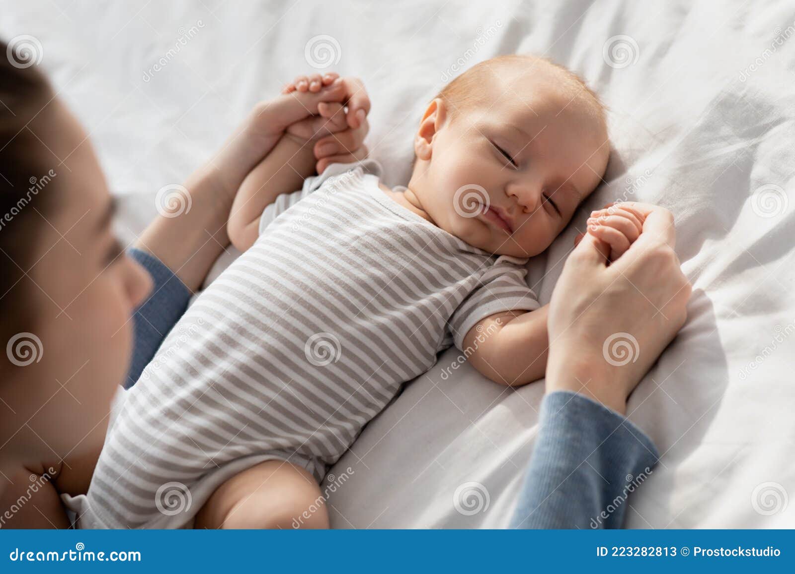 Modervård Kärleksfull Mamma Som Håller Hand Om Sitt Vackra Sovande