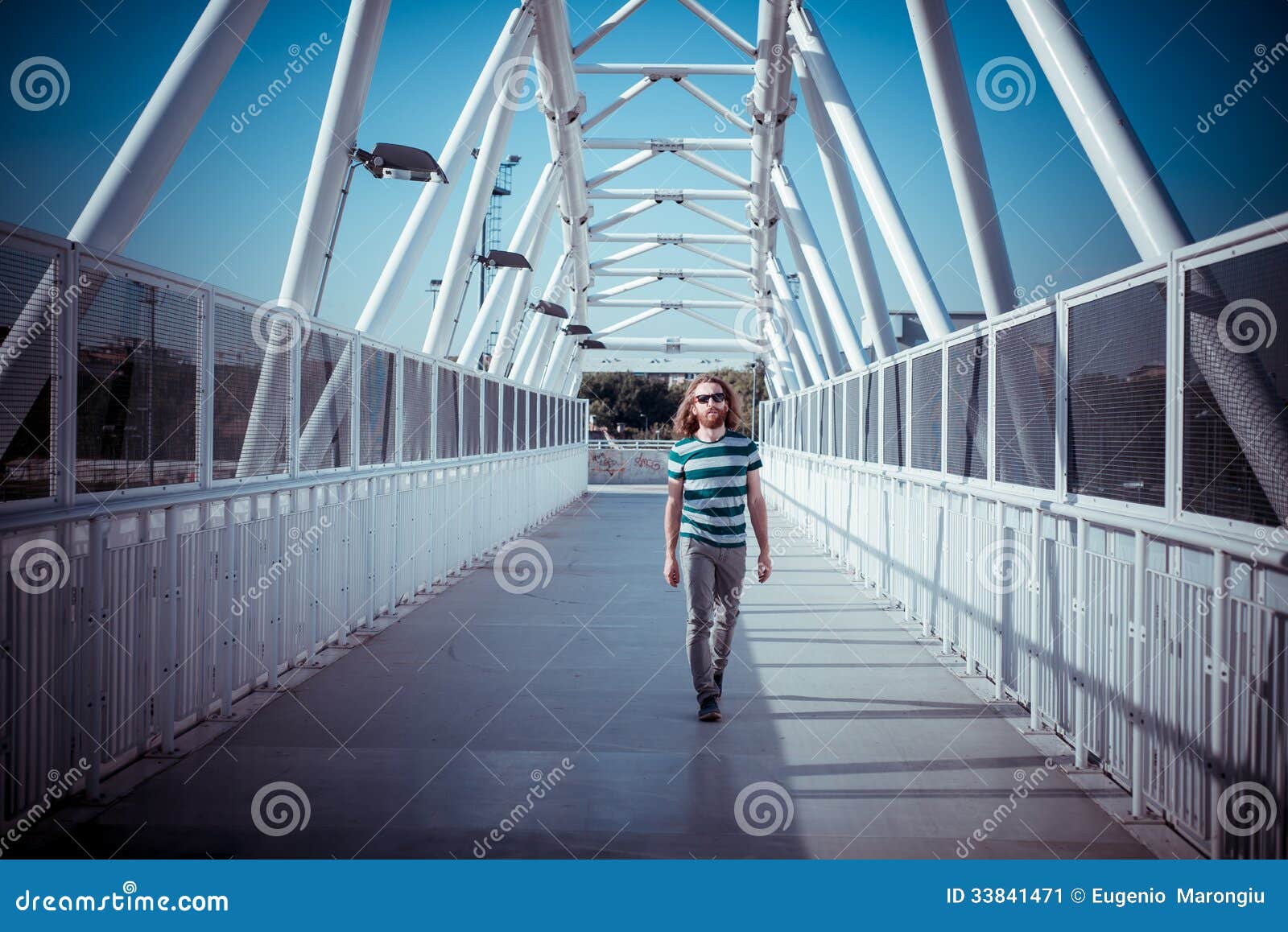 Modieus Hipstermodel Met Lange Rode Haar En Baardlevensstijl Stock ...