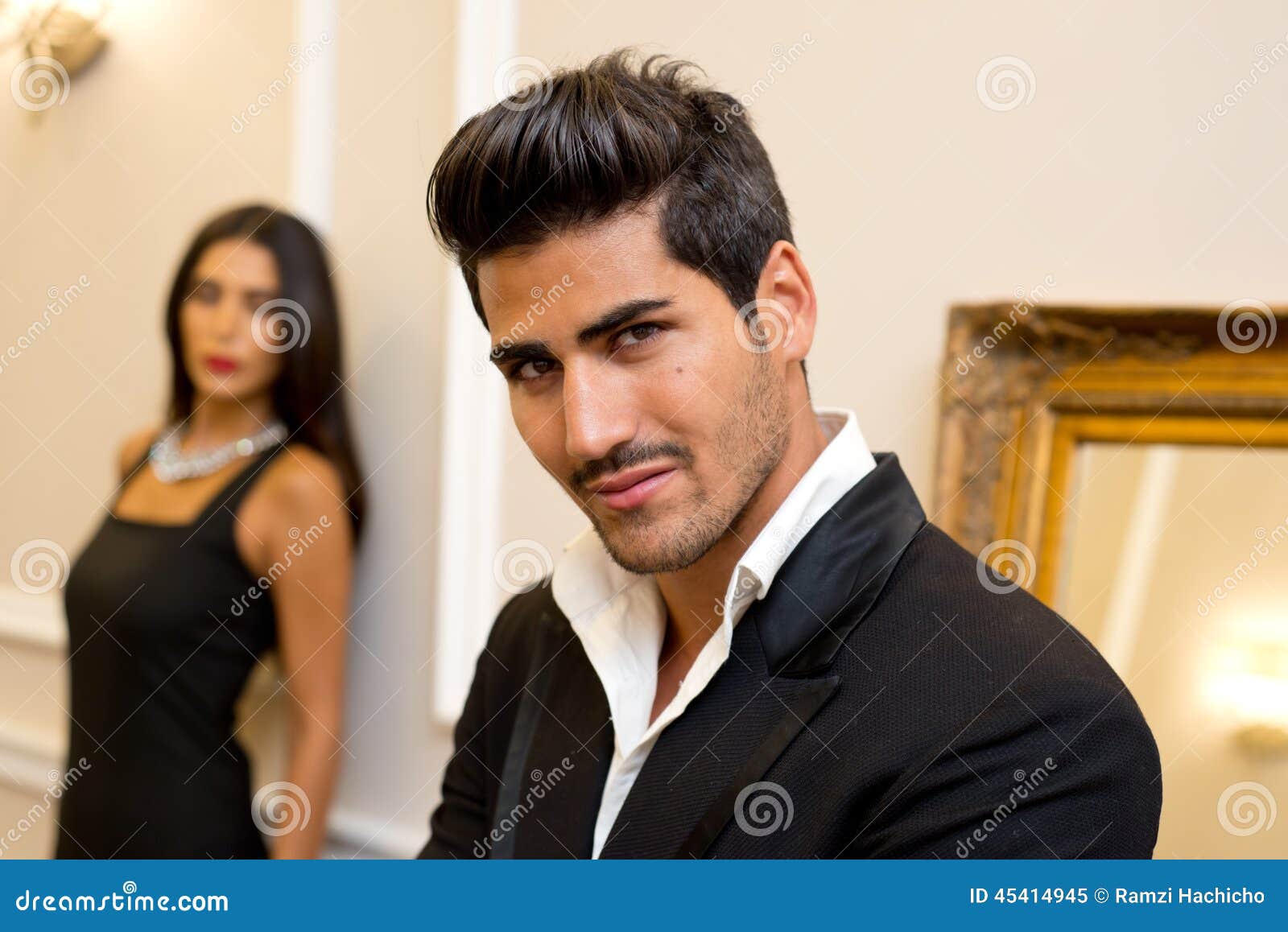 Modieus Mannelijk En Vrouwelijk Model in Het Elegante Plaatsen Stock ...